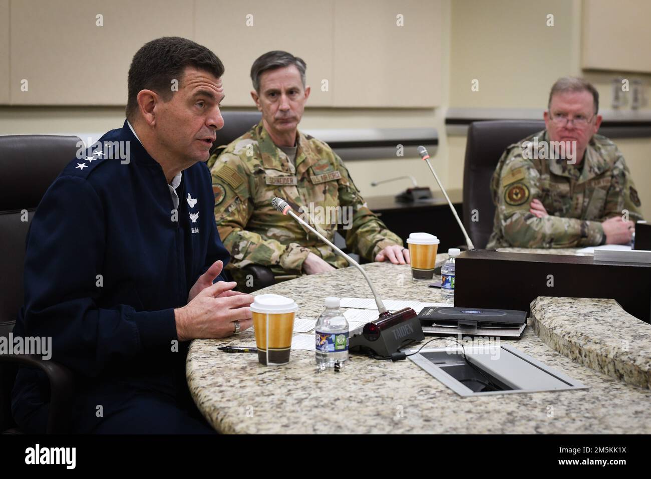Depuis la gauche, États-Unis Lieutenant-général de la Force aérienne ...
