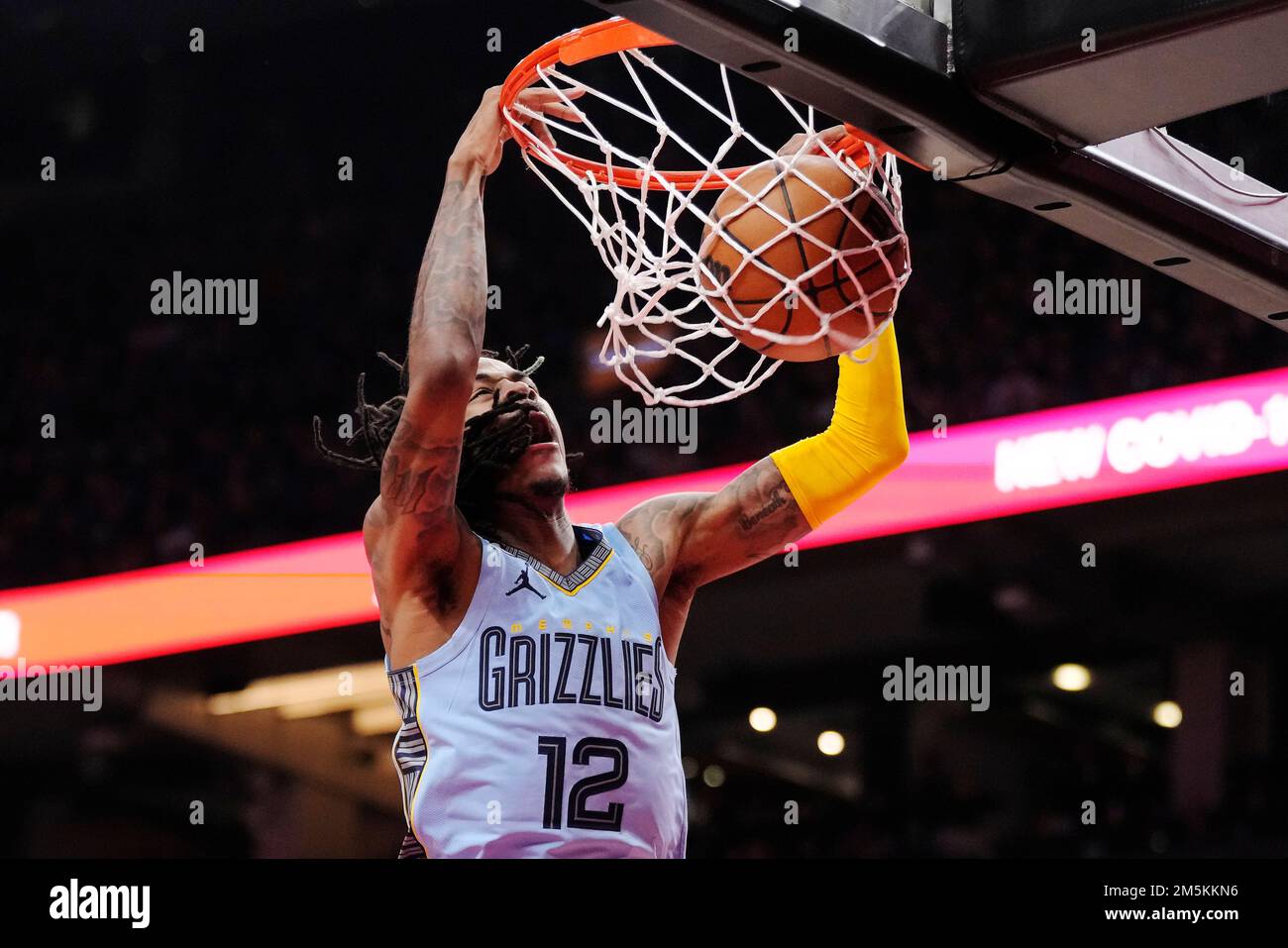 Le garde de Memphis Grizzlies Ja Morant (12) dédrée les Raptors de ...