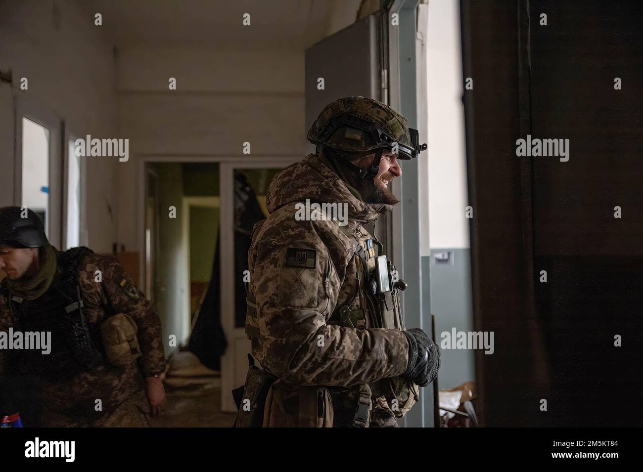 Leonid, rit comme la batterie dans son drone est remplacé. Leonid ...
