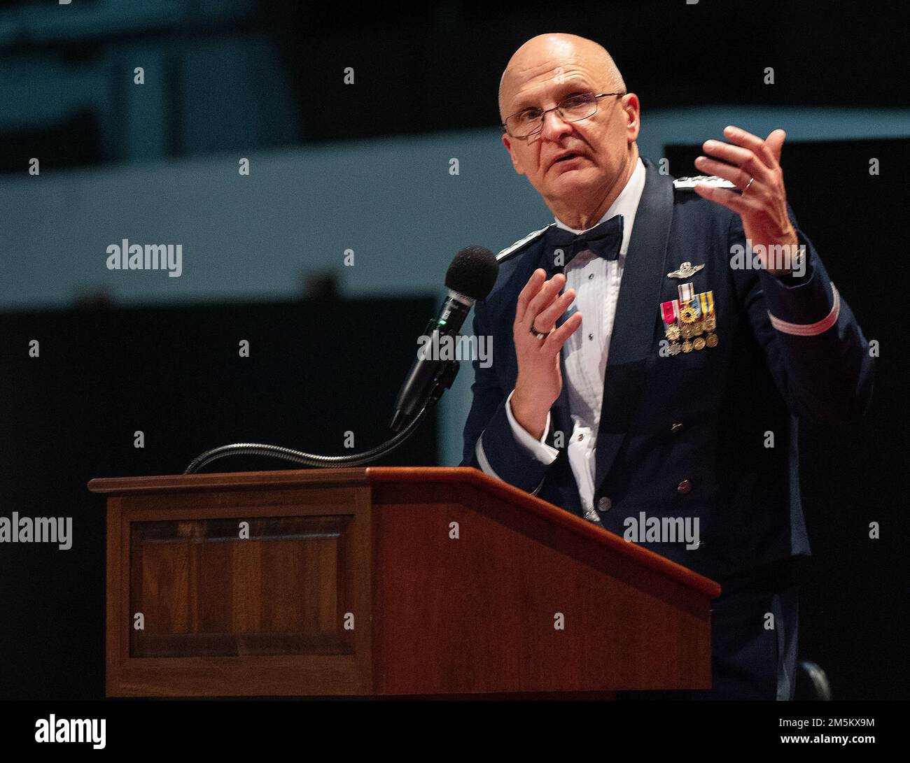 Le général Arnold W. Bunch, Jr., commandant du commandement du matériel ...