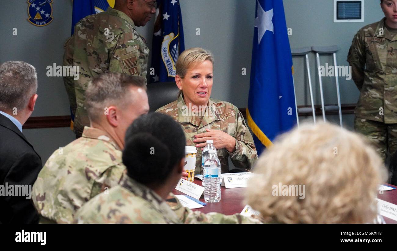 Le général de division de la Force aérienne Shanna Woyak, directrice du ...