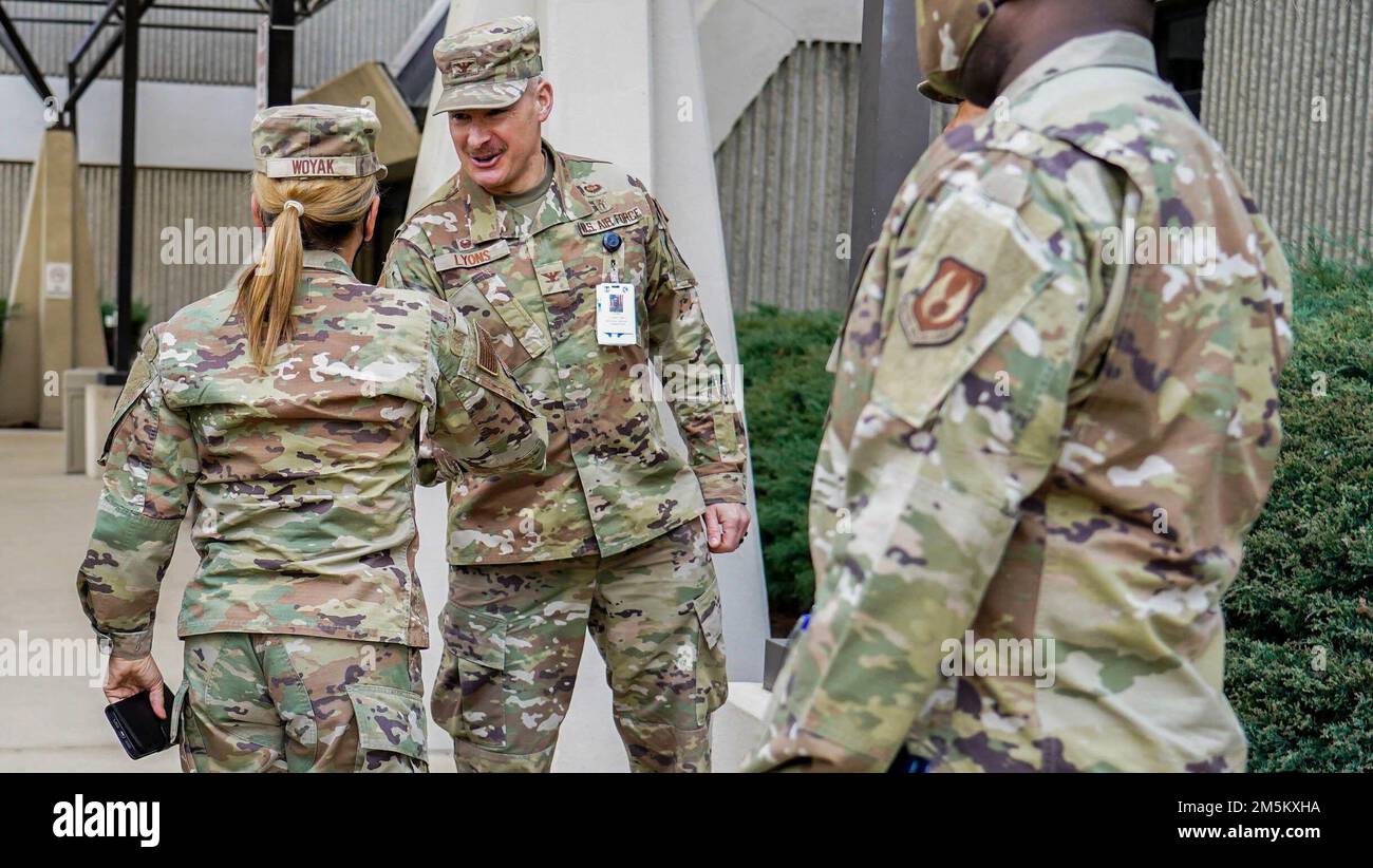Le colonel de la Force aérienne, Christian Lyons, commandant du groupe ...