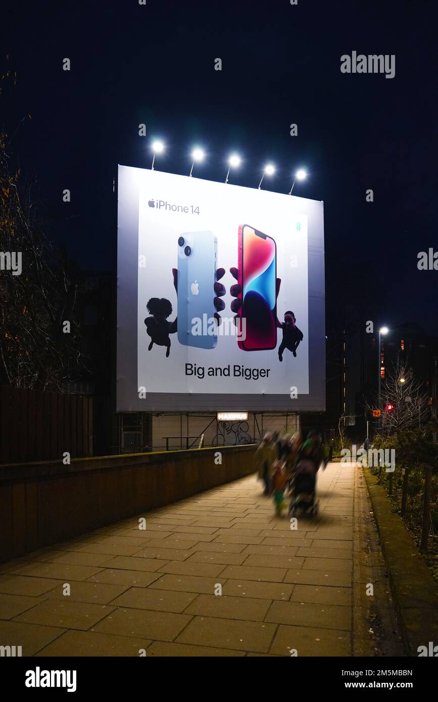 Billboard advertisement apple Banque de photographies et d’images à ...