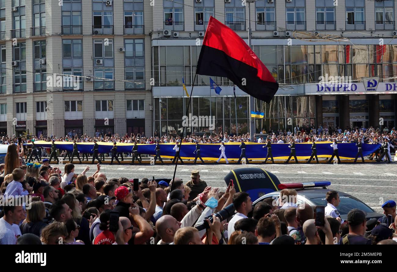 Kiev, Ukraine 24 août 2021: Drapeau noir et rouge des nationalistes du ...