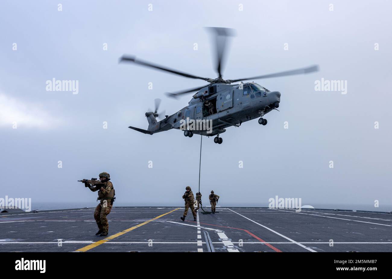 Les marines de la Brigade italienne San Marco se repoussent d'un MH101 ...
