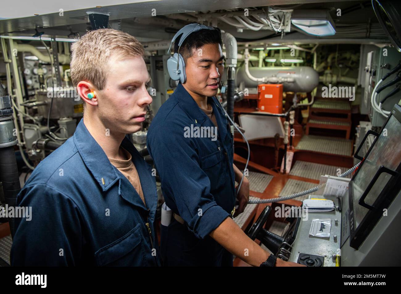 MER DES PHILIPPINES (27 mars 2022) Ensign Xavier Brenza, à gauche, de ...