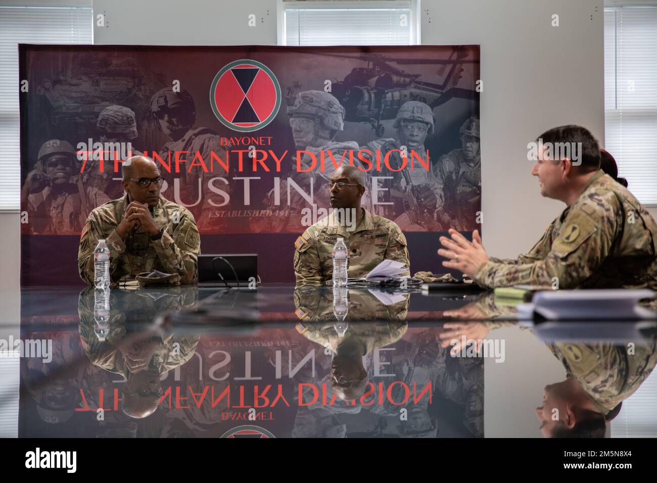 Le lieutenant-général Gary Brito, à gauche, sous-chef d'état-major G-1 ...