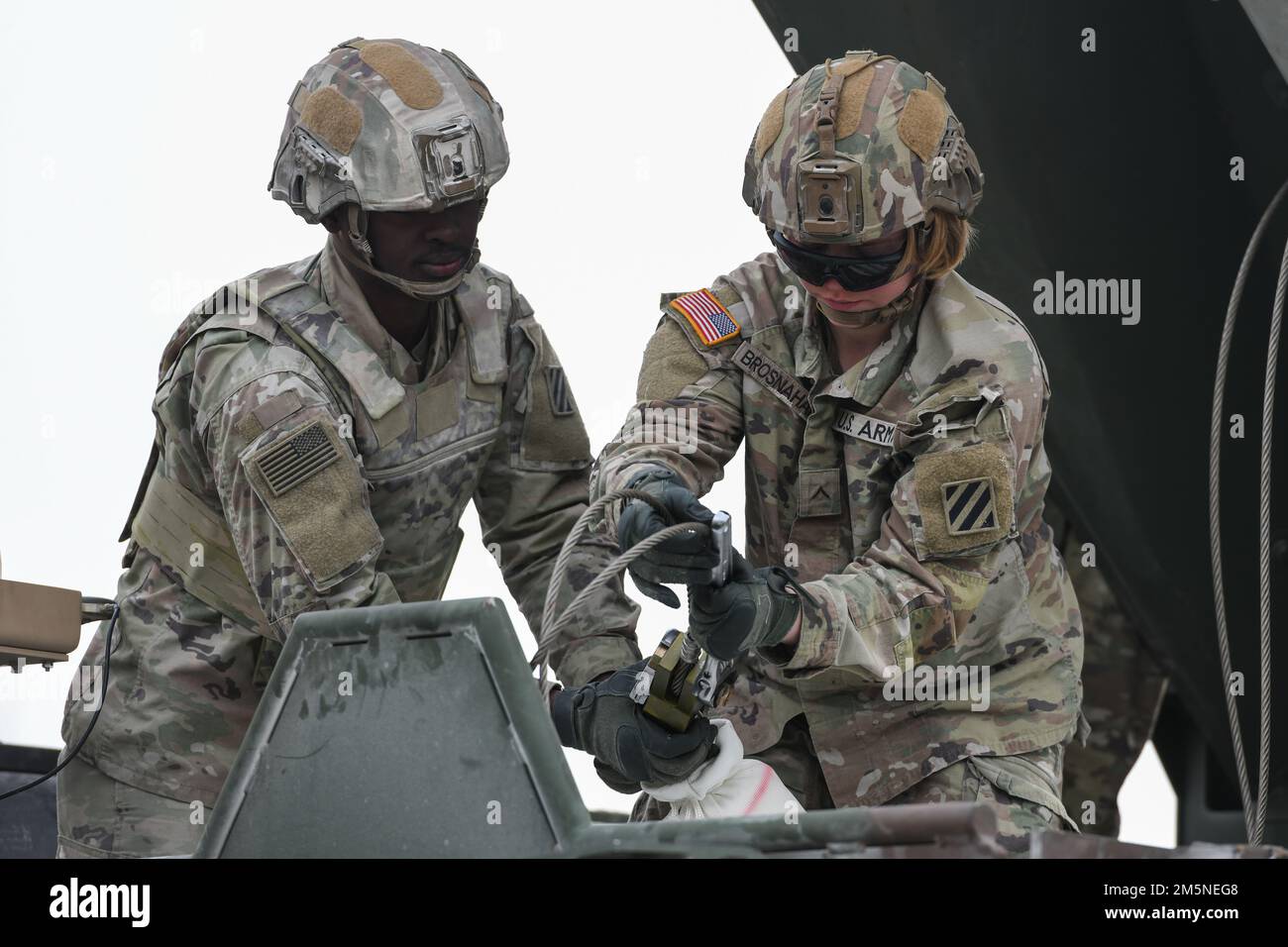 ÉTATS-UNIS Faith Brossnahan, à droite, avec le 10th Brigade Engineer ...