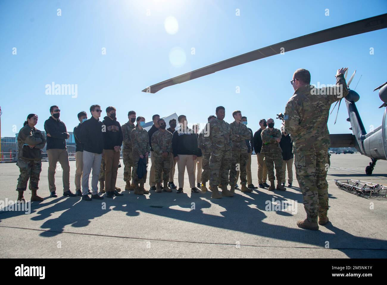 Les cadets de l'AFROTC des collèges de la région de la baie font le ...