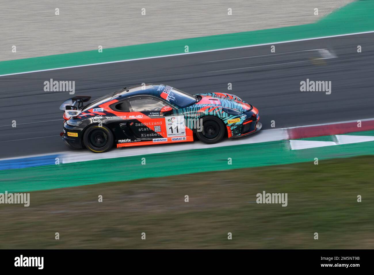 La voiture de course Porsche Cayman GT4 de l'écurie RN Vision STS ...