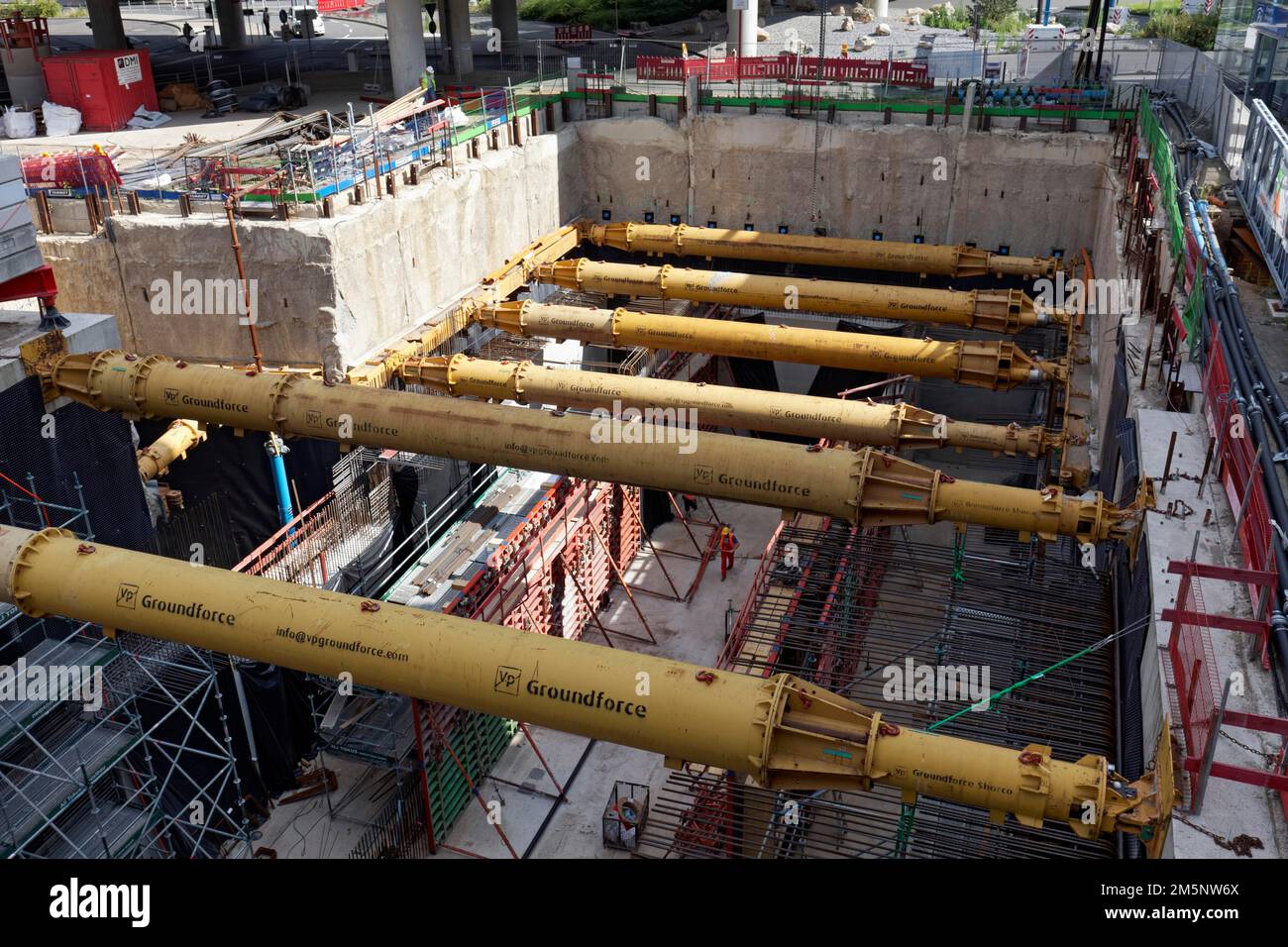Chantier de construction station de métro souterrain aéroport de ...