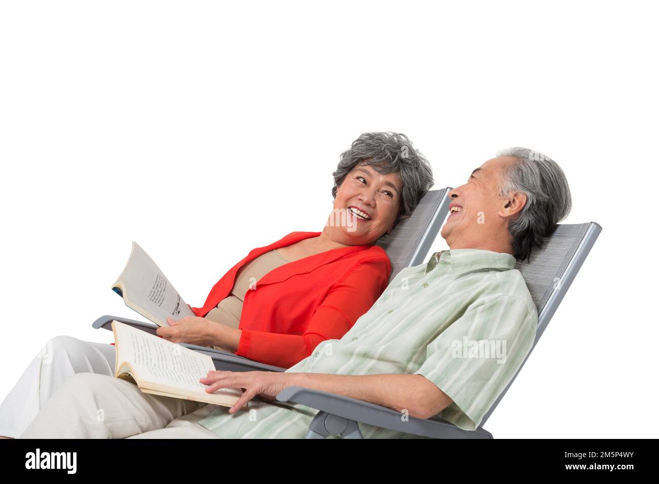 Deux femmes assises sur une chaise sur la plage Banque de photographies et d’images à haute ...