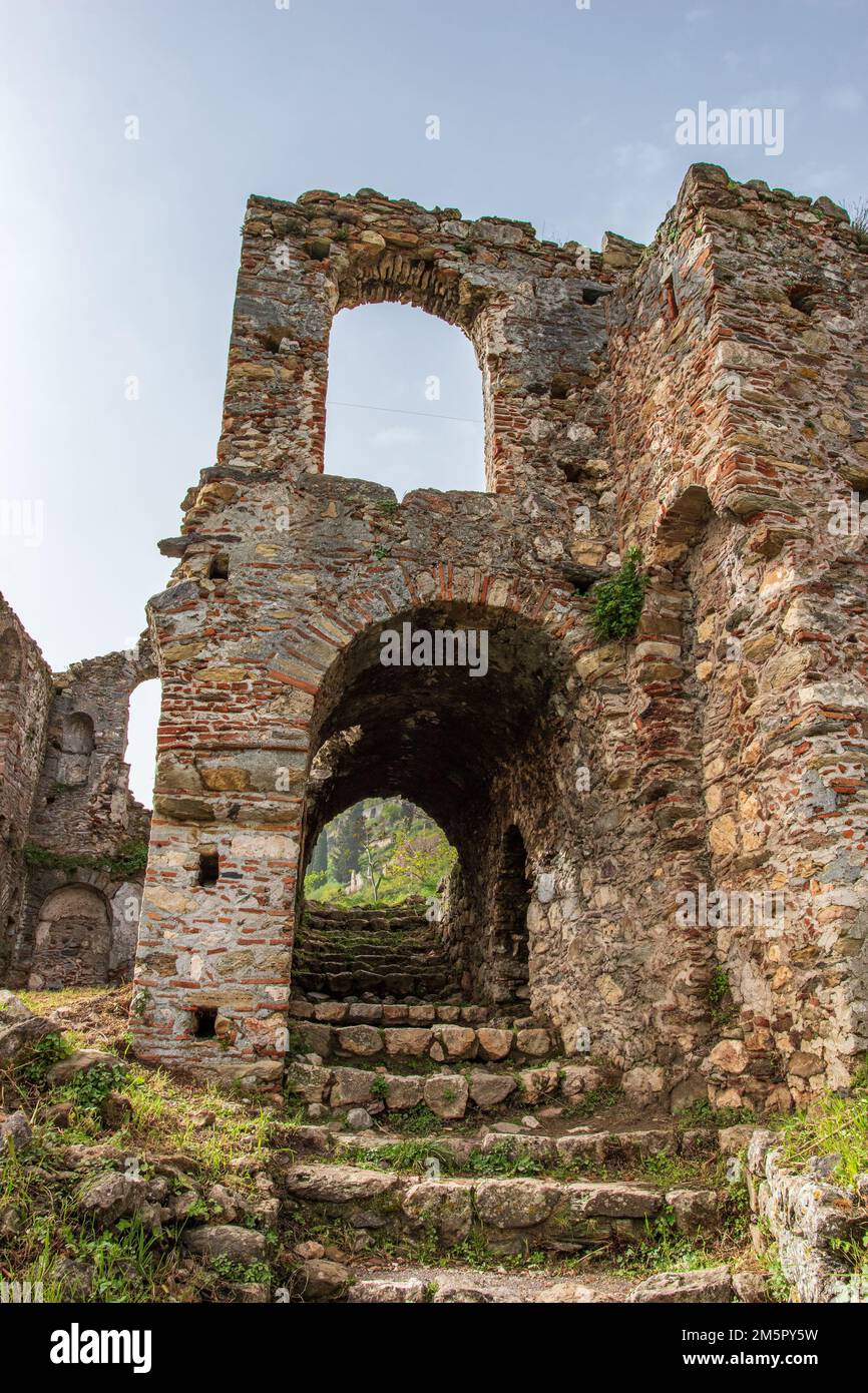 Vue depuis la ville byzantine de Mystras, Grèce. La ville de Mystras ...