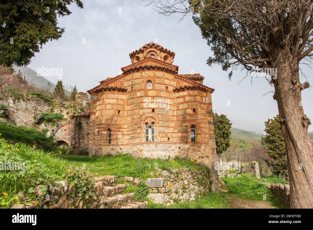 Vue depuis la ville byzantine de Mystras, Grèce. La ville de Mystras ...