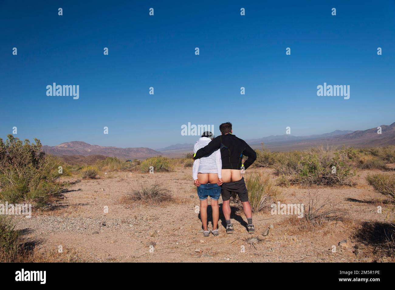Un Homme Et Une Femme Qui Se Moque De La Caméra Dans Un Paysage Désertique Dans Le Parc National