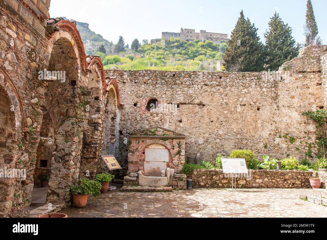 Vue depuis la ville byzantine de Mystras, Grèce. La ville de Mystras ...