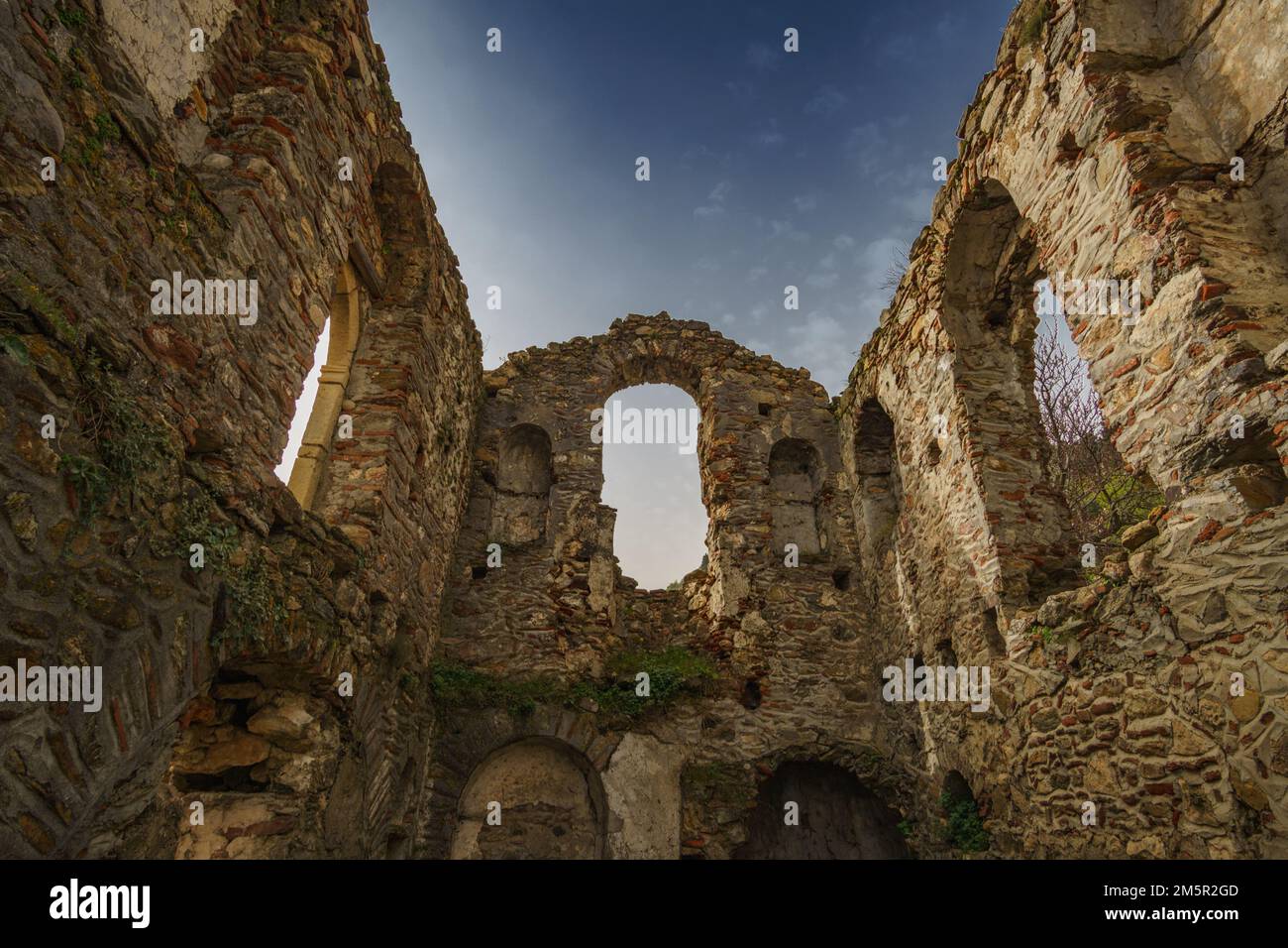 Vue depuis la ville byzantine de Mystras, Grèce. La ville de Mystras ...