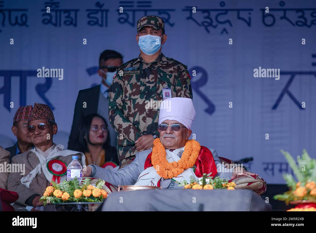 Le Premier ministre du Népal Pouchpa Kamal Dahal (Prachanda) en tenue traditionnelle de la ...