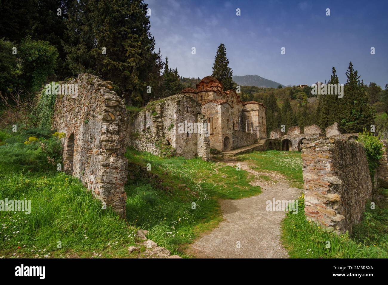 Vue depuis la ville byzantine de Mystras, Grèce. La ville de Mystras ...
