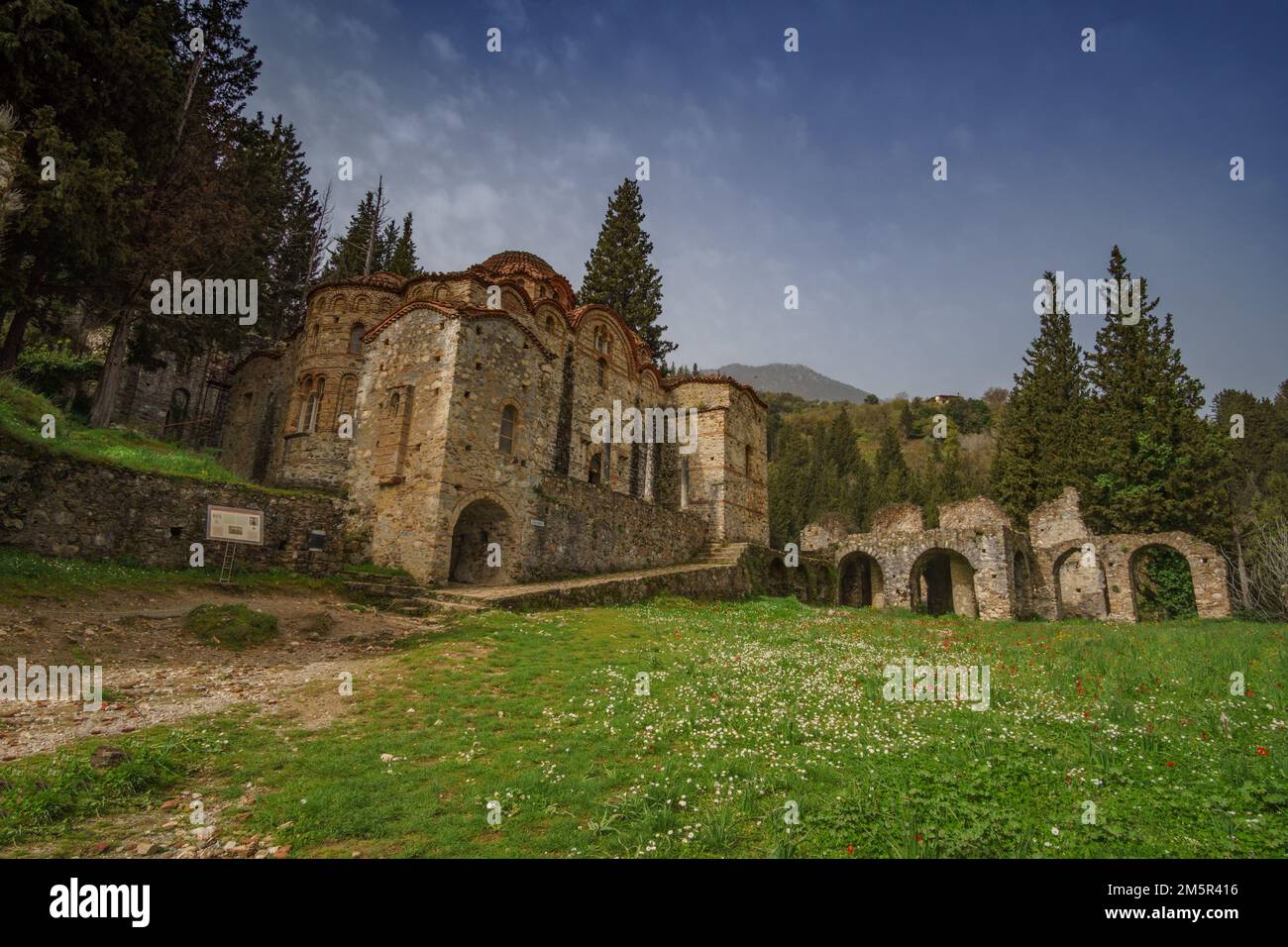 Vue depuis la ville byzantine de Mystras, Grèce. La ville de Mystras ...