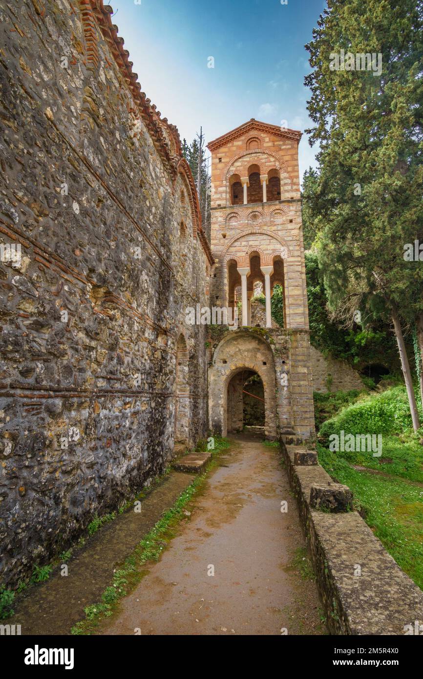 Vue depuis la ville byzantine de Mystras, Grèce. La ville de Mystras ...