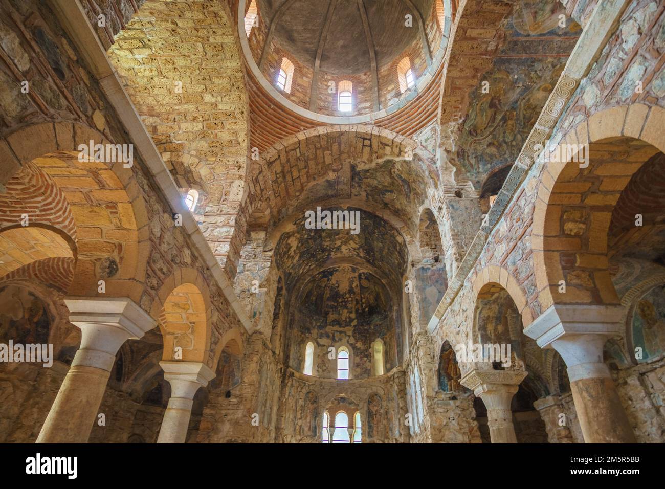 Vue depuis la ville byzantine de Mystras, Grèce. La ville de Mystras ...
