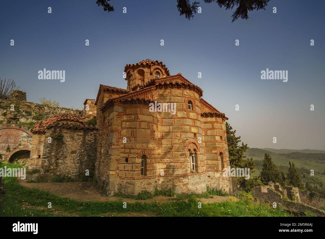 Vue depuis la ville byzantine de Mystras, Grèce. La ville de Mystras ...