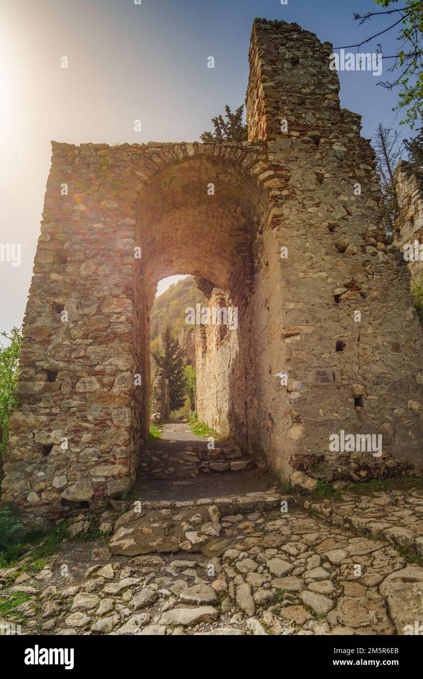 Vue depuis la ville byzantine de Mystras, Grèce. La ville de Mystras ...