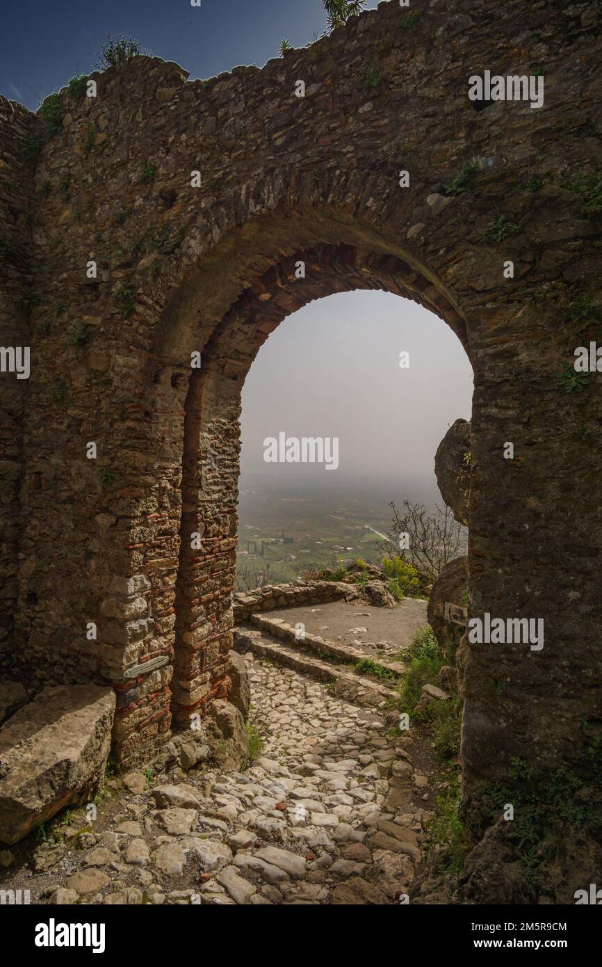 Vue depuis la ville byzantine de Mystras, Grèce. La ville de Mystras ...