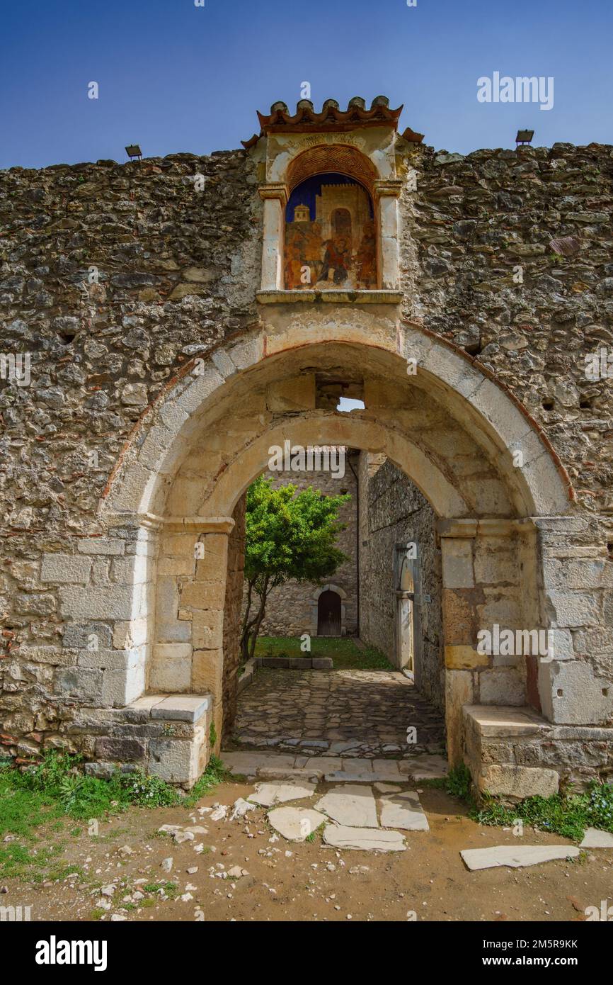 Vue depuis la ville byzantine de Mystras, Grèce. La ville de Mystras ...