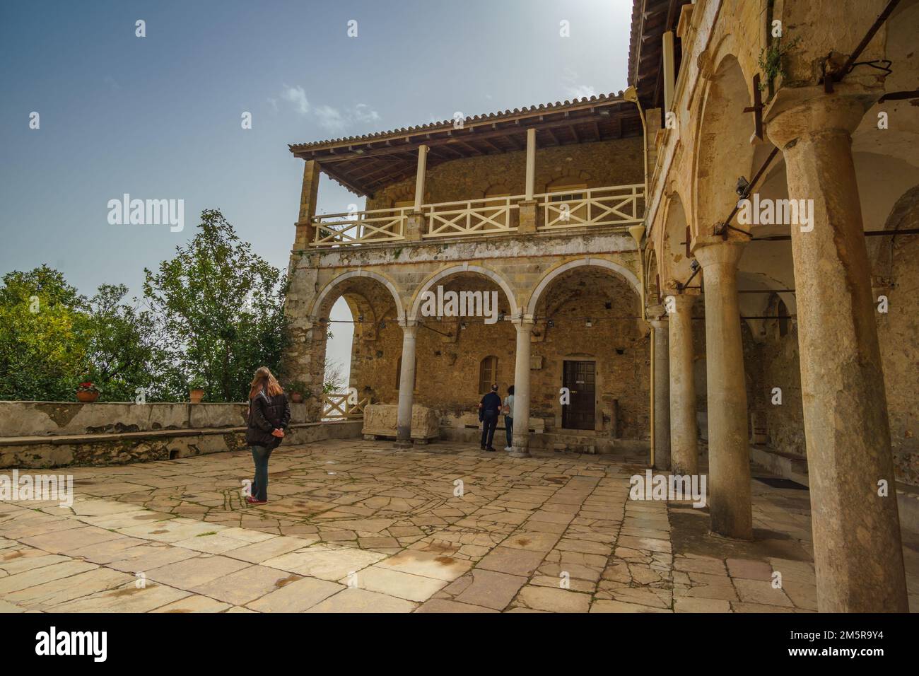 Vue depuis la ville byzantine de Mystras, Grèce. La ville de Mystras ...