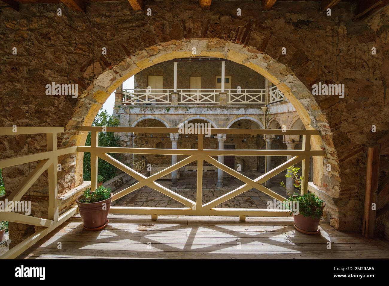 Vue depuis la ville byzantine de Mystras, Grèce. La ville de Mystras ...
