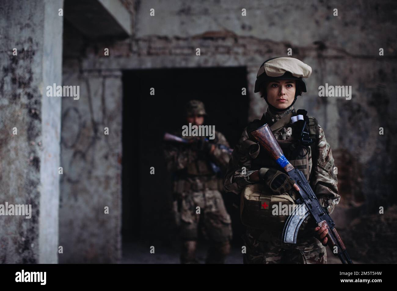 L'armée ukrainienne défend ses positions. Frères d'armes homme et femme ...