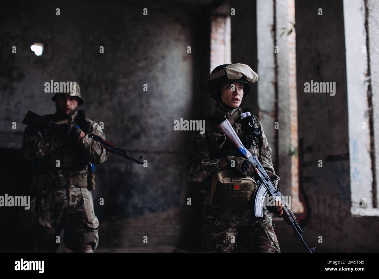 L'armée ukrainienne défend ses positions. Frères d'armes homme et femme ...