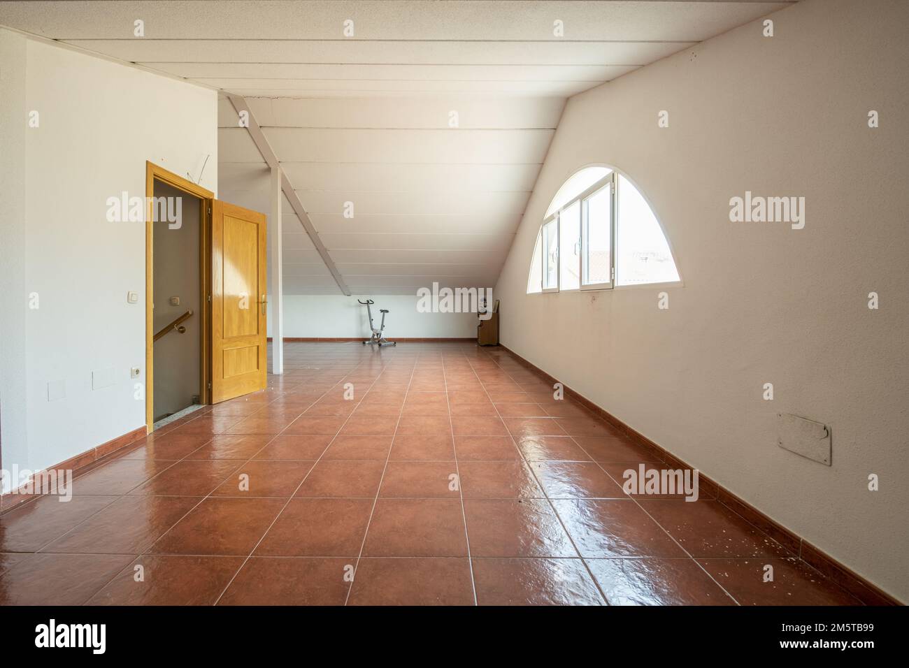 Un grand hall vide d'une maison individuelle dans le grenier avec des ...
