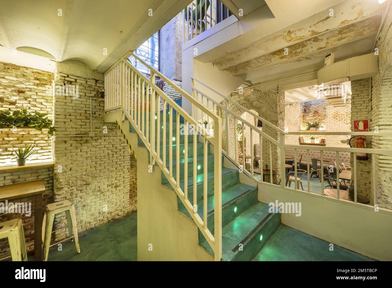 Hall d'un restaurant avec meubles en bois de style industriel, murs de ...