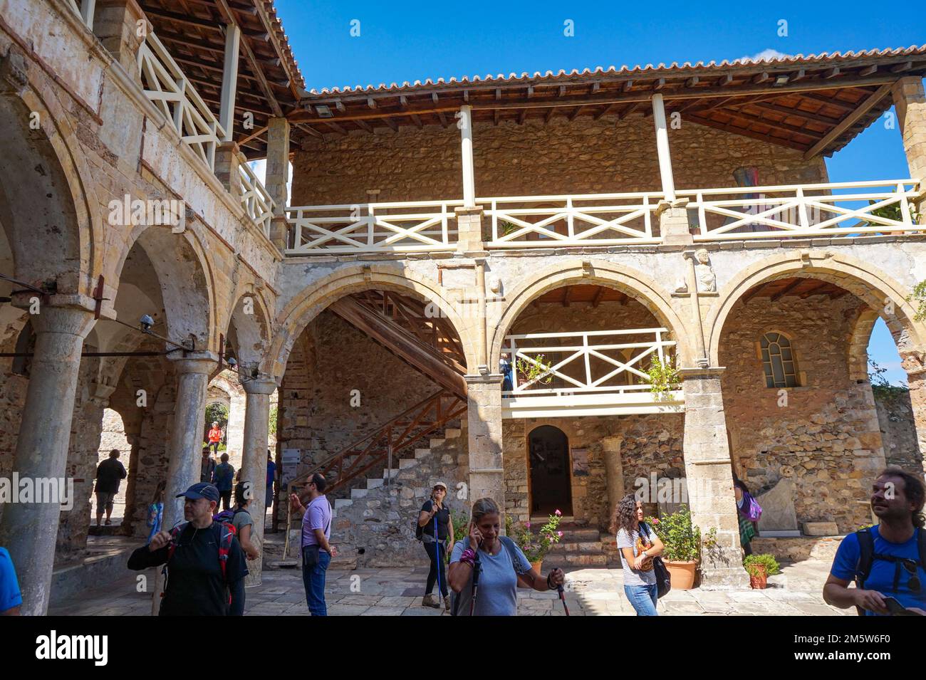 Vue depuis la ville byzantine de Mystras, Grèce. La ville de Mystras ...