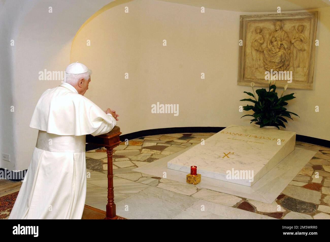 Photo du dossier - le Pape Benoît XVI devant son futur tombeau. Il prie devant le premier ...