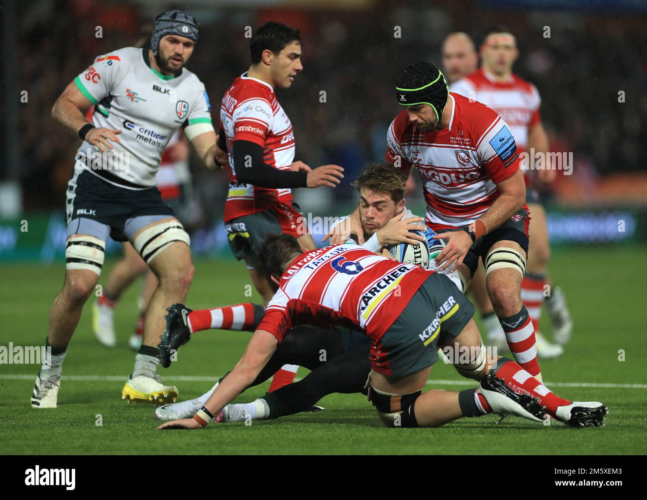 Oliver Hassell-Collins, de London Irish, a été attaqué par Harry Taylor ...