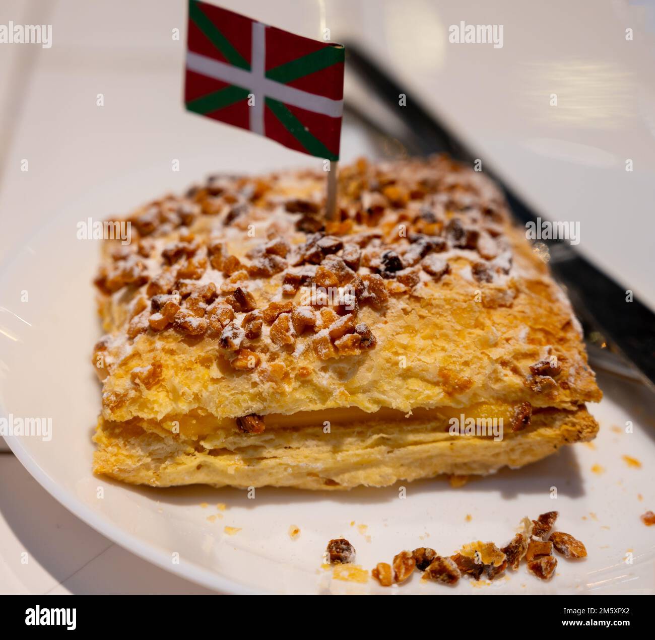 Pays basque, dessert sucré, gâteau de pâte feuilletée à la crème ...