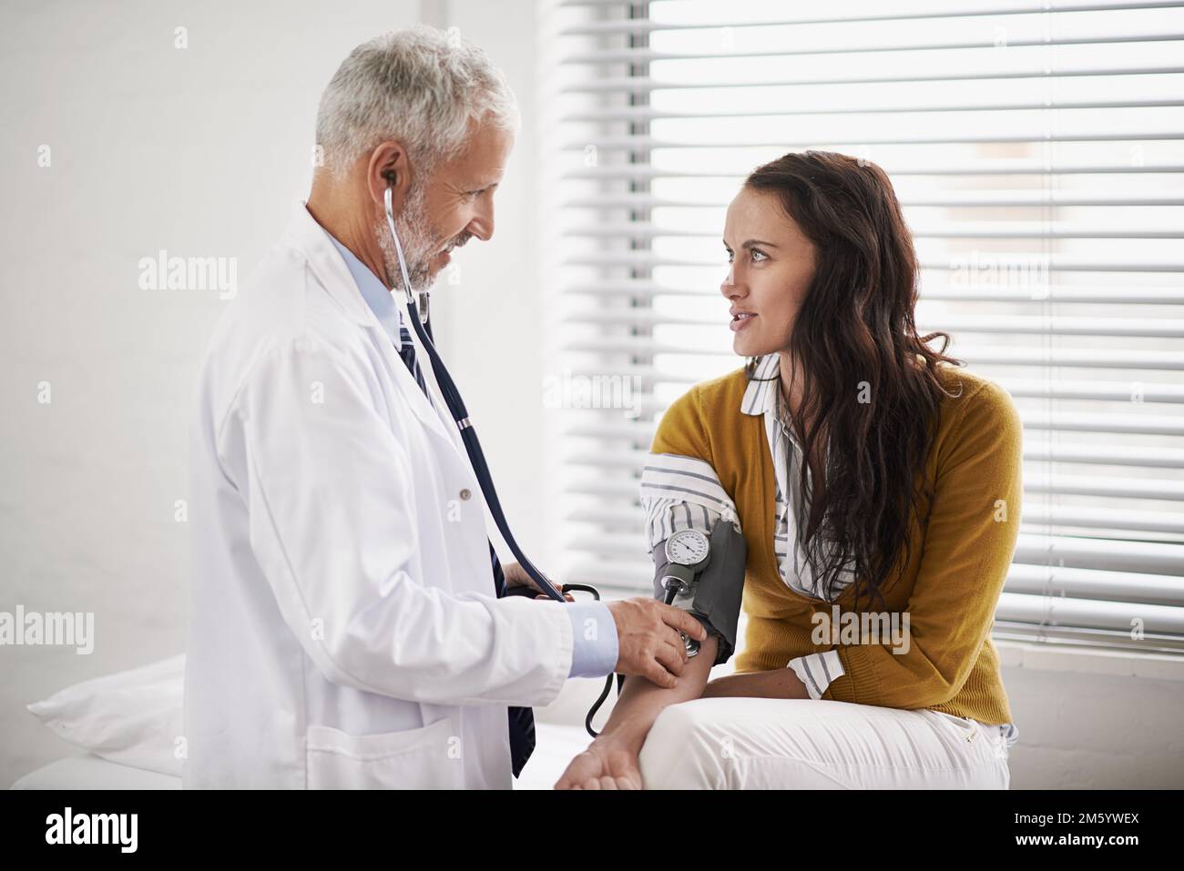 Votre tension artérielle est correcte. un médecin vérifiant la tension ...