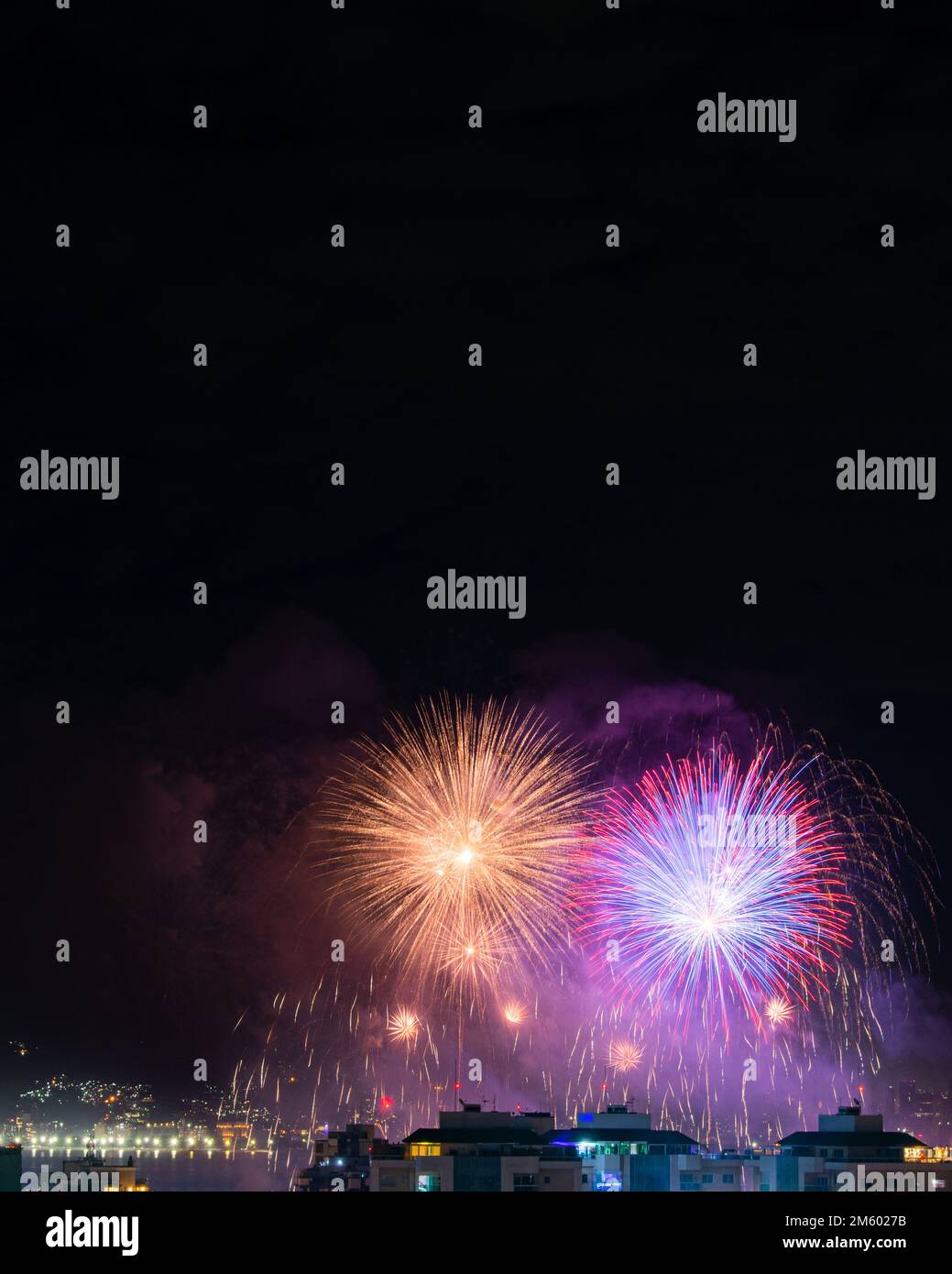 NITREÓI, RIO DE JANEIRO, BRÉSIL – 01/01/2023: Photo nocturne de l ...