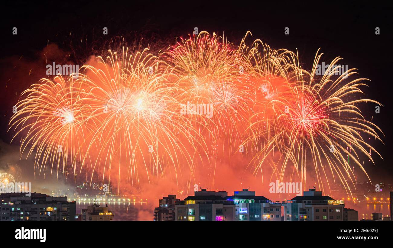NITREÓI, RIO DE JANEIRO, BRÉSIL – 01/01/2023: Photo nocturne de l ...