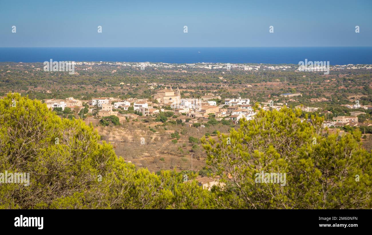 Vue sur la côte est de Majorque avec village SAlqueria Blanca et mer ...