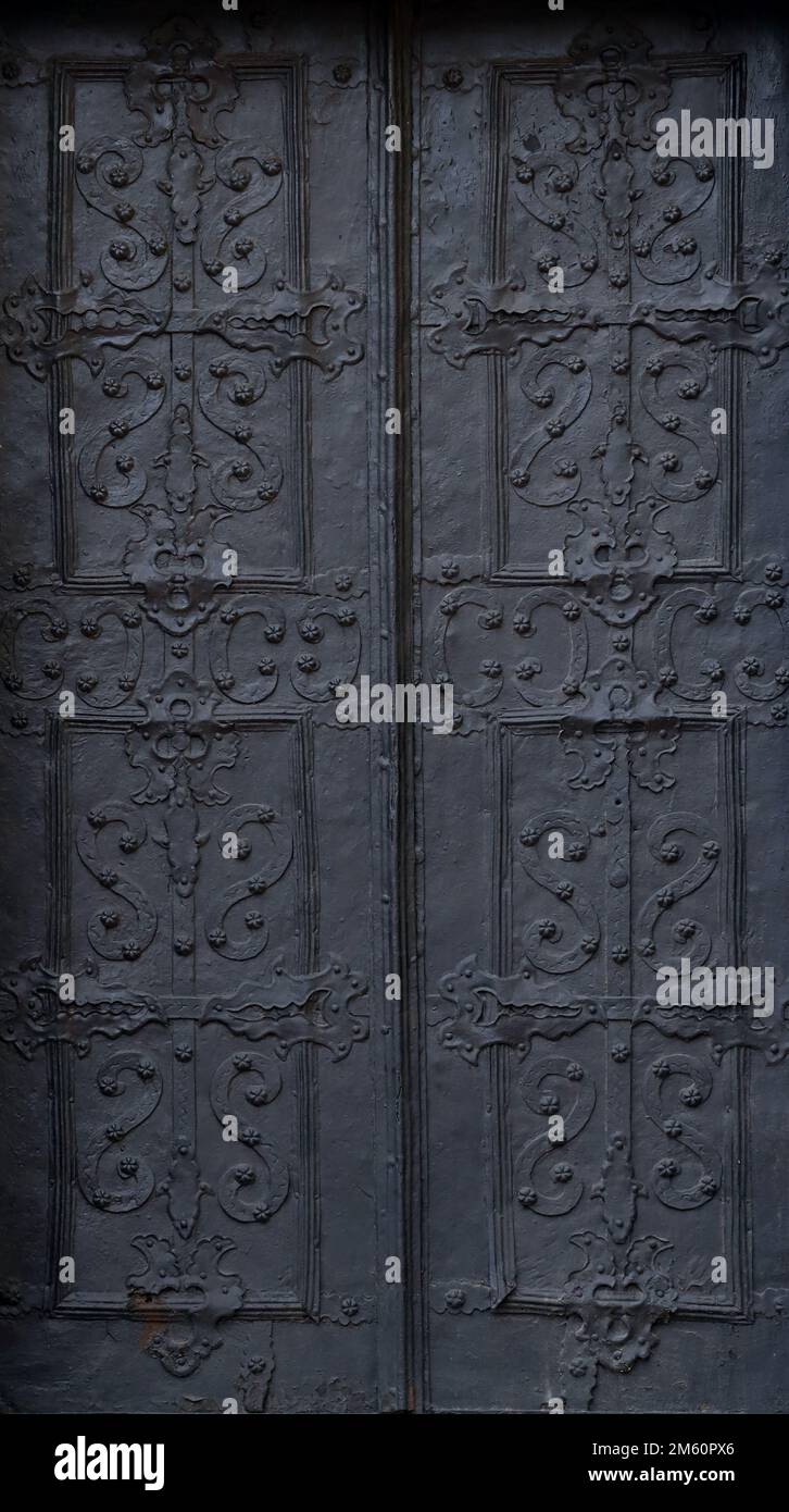Ancienne texture de porte en métal dans le style médiéval européen. La ...