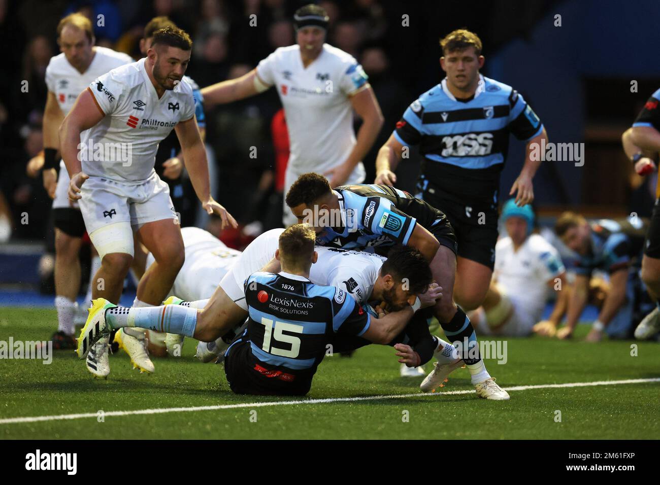Cardiff, Royaume-Uni. 01st janvier 2023. Owen Williams d'Ospreys (c) va ...
