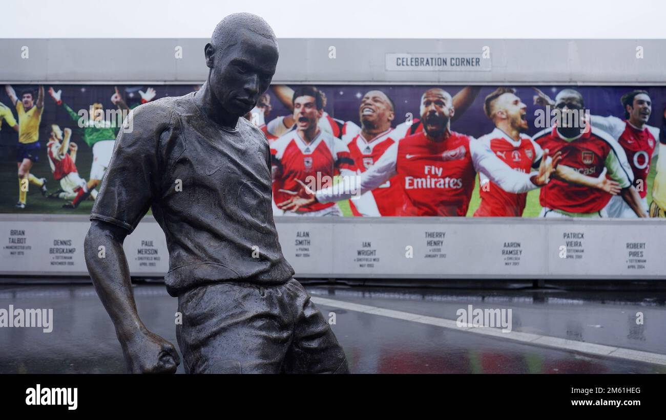 The thierry henry statue outside the emirates stadium Banque de ...