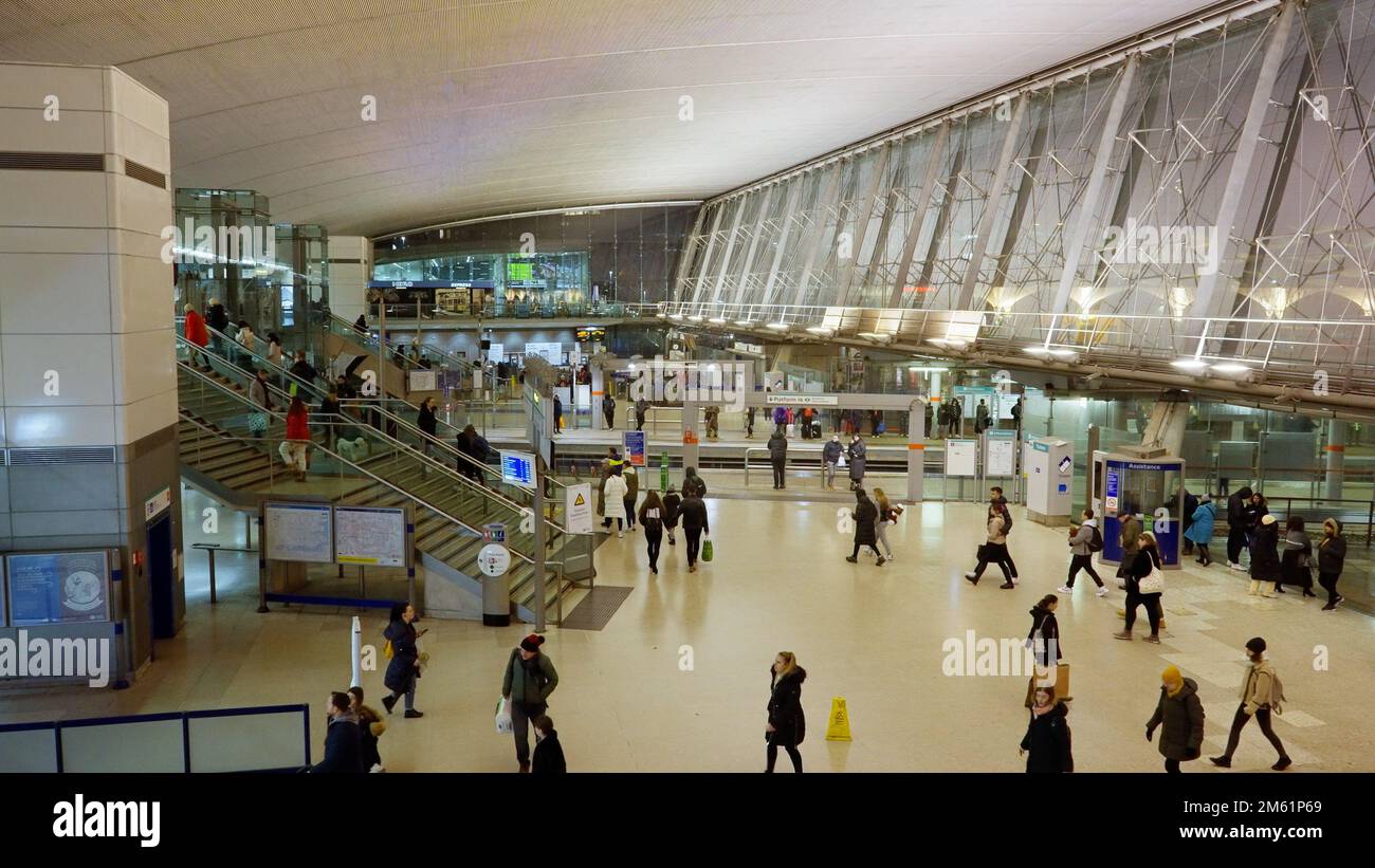 Métro et station DLR de Stratford - LONDRES, Royaume-Uni - 20 DÉCEMBRE 2022 Photo Stock - Alamy