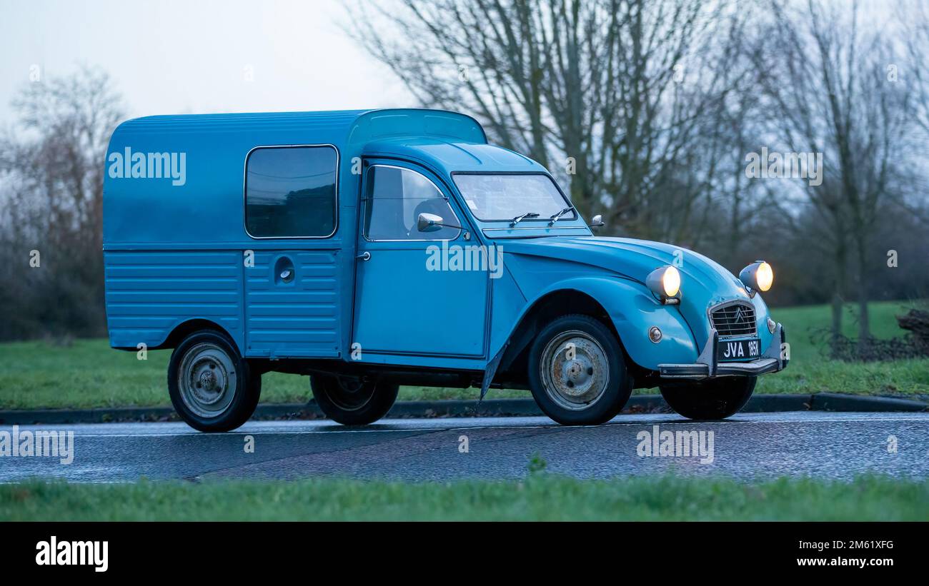 Citroen bleu 2cv Banque de photographies et d’images à haute résolution ...