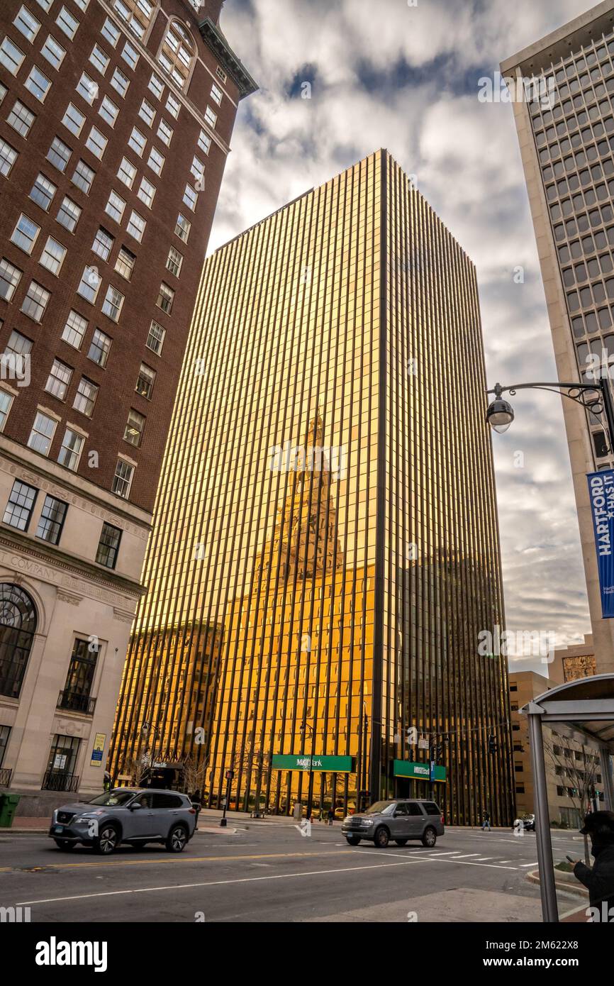 Hartford, CT - USA - 28 décembre 2022 le coucher de soleil reflétant l ...